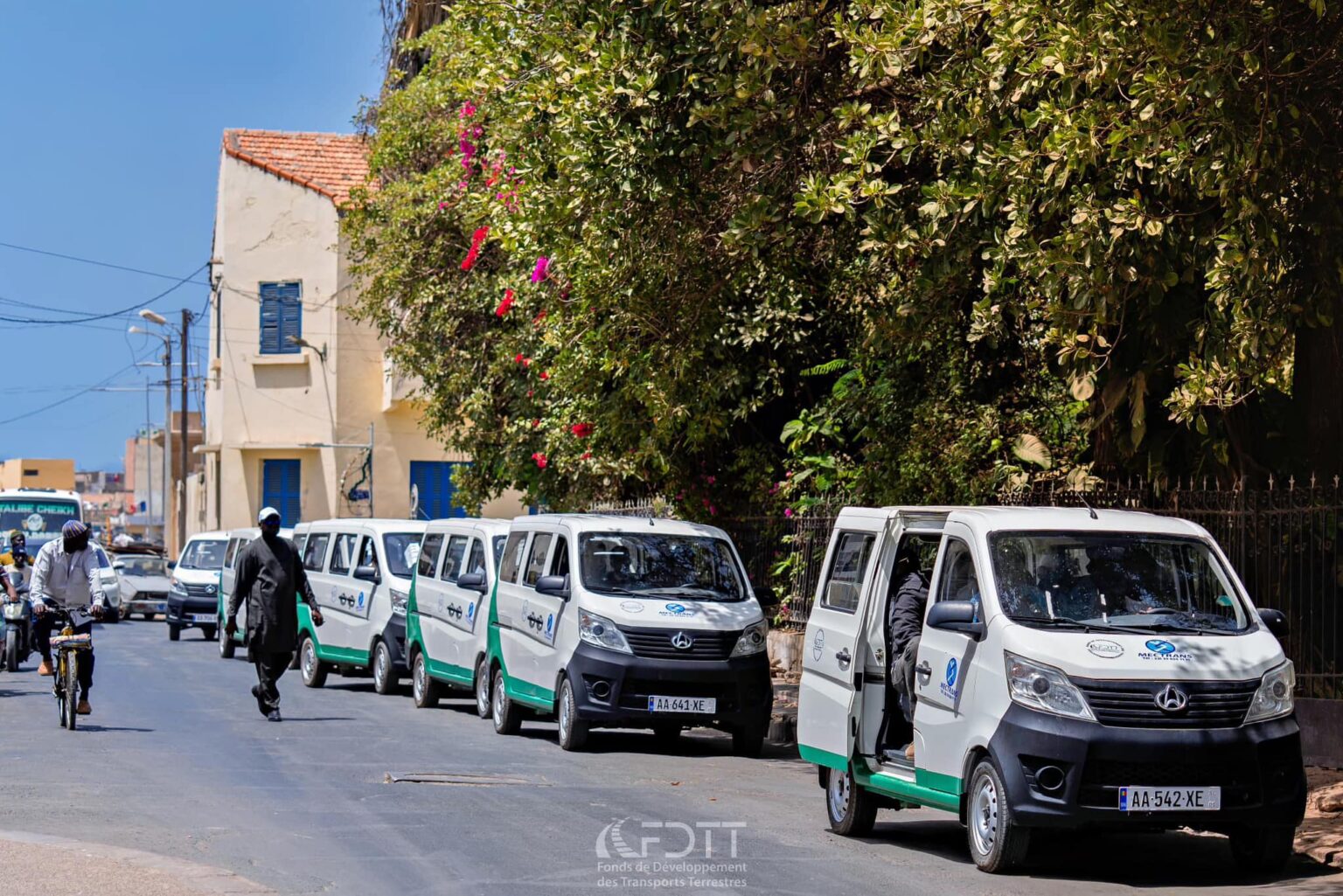 Senegal : Saint-Louis launches its hybrid taxi pilot Project and first ...
